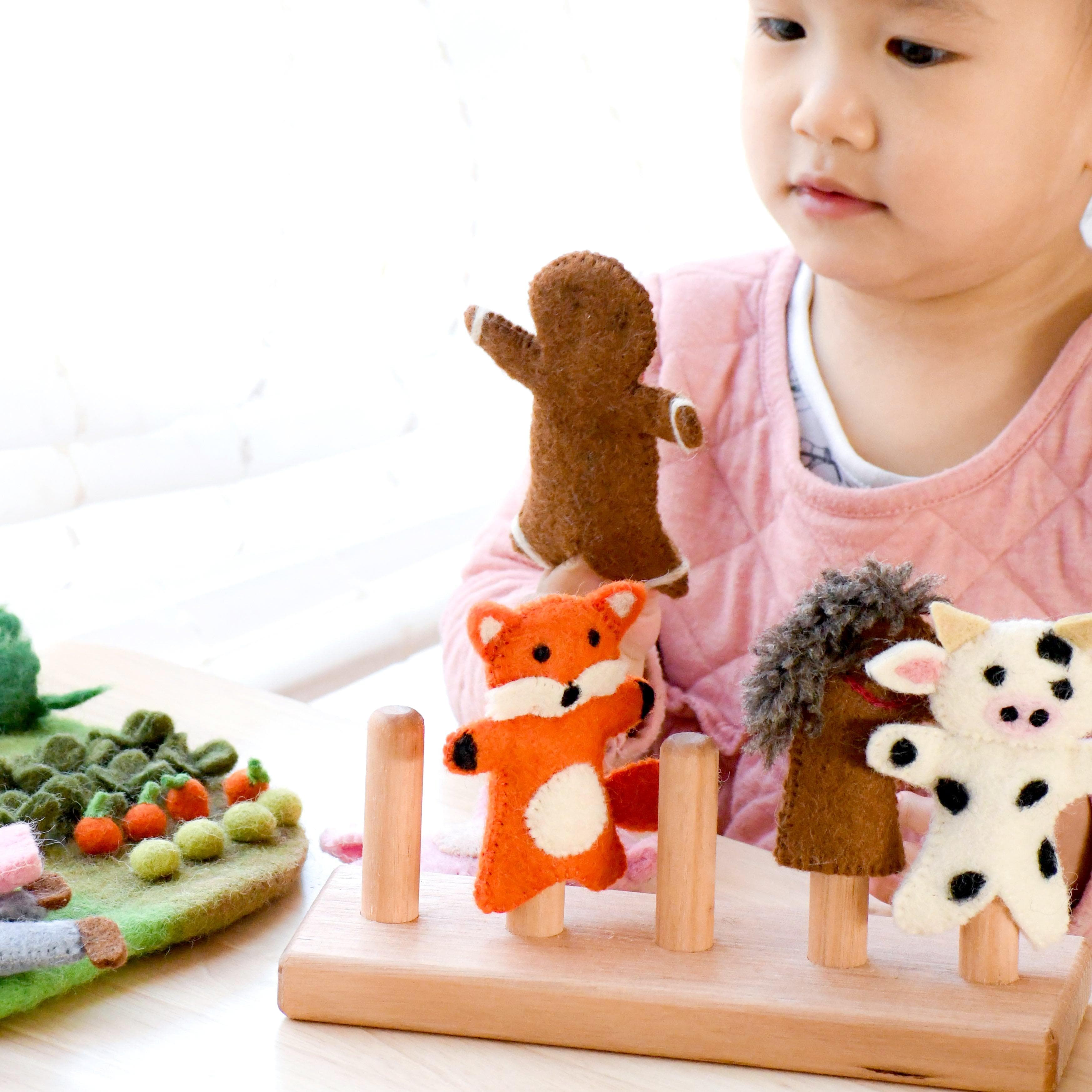 Gingerbread Man Story, Finger Puppet Set | Tara Treasures
